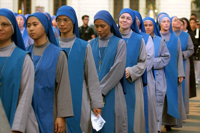Filipinos honor Virgin Mary with grand parade - UCA News