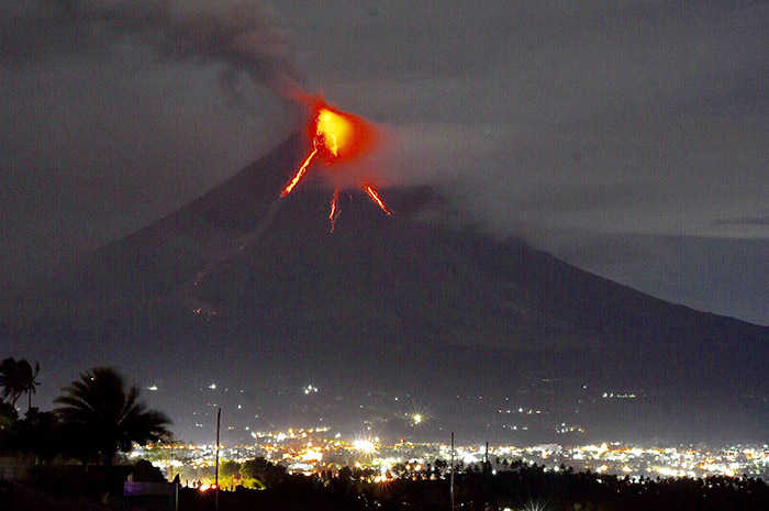 Thousands flee Philippine volcano - UCA News