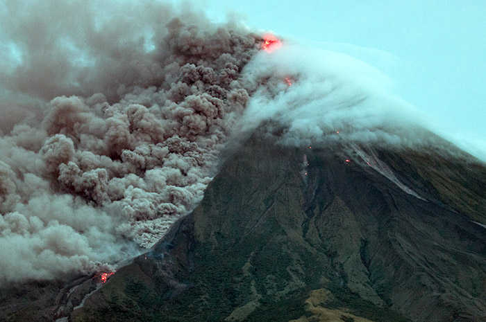 Thousands flee Philippine volcano - UCA News