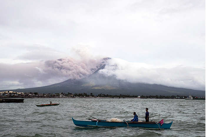 Thousands flee Philippine volcano - UCA News
