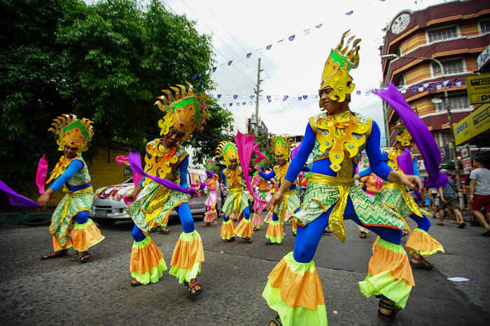 Mother Mary honored with 'lechon' parade - UCA News