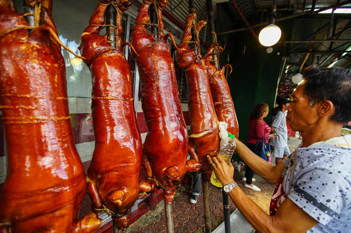 Mother Mary honored with 'lechon' parade - UCA News