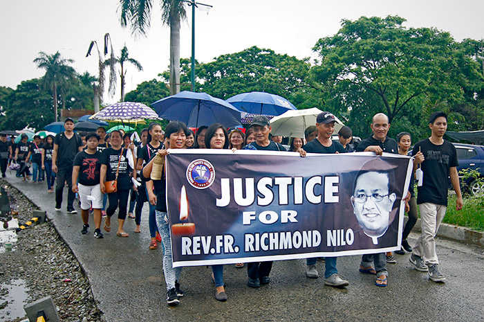 Slain Filipino priest laid to rest - UCA News