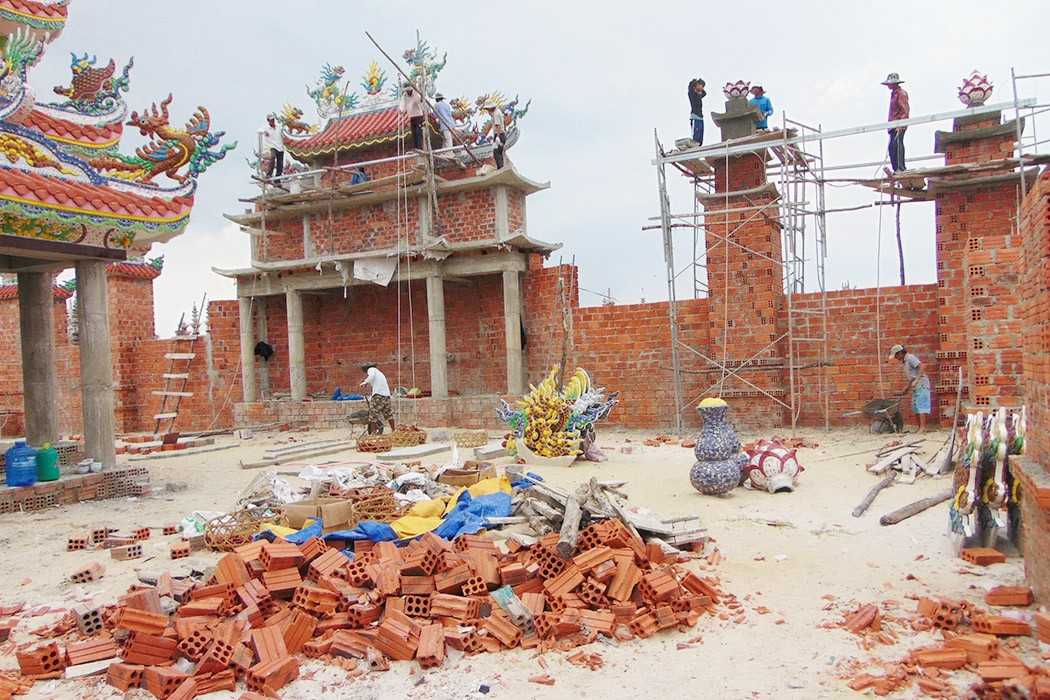 Vietnamese build lavish tombs for respecting ancestors - UCA News