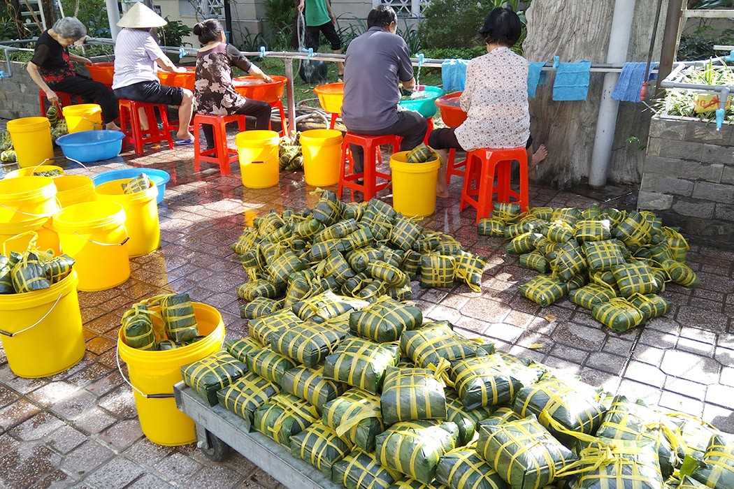 Vietnamese Catholics provide traditional Tet treat for poor - UCA News