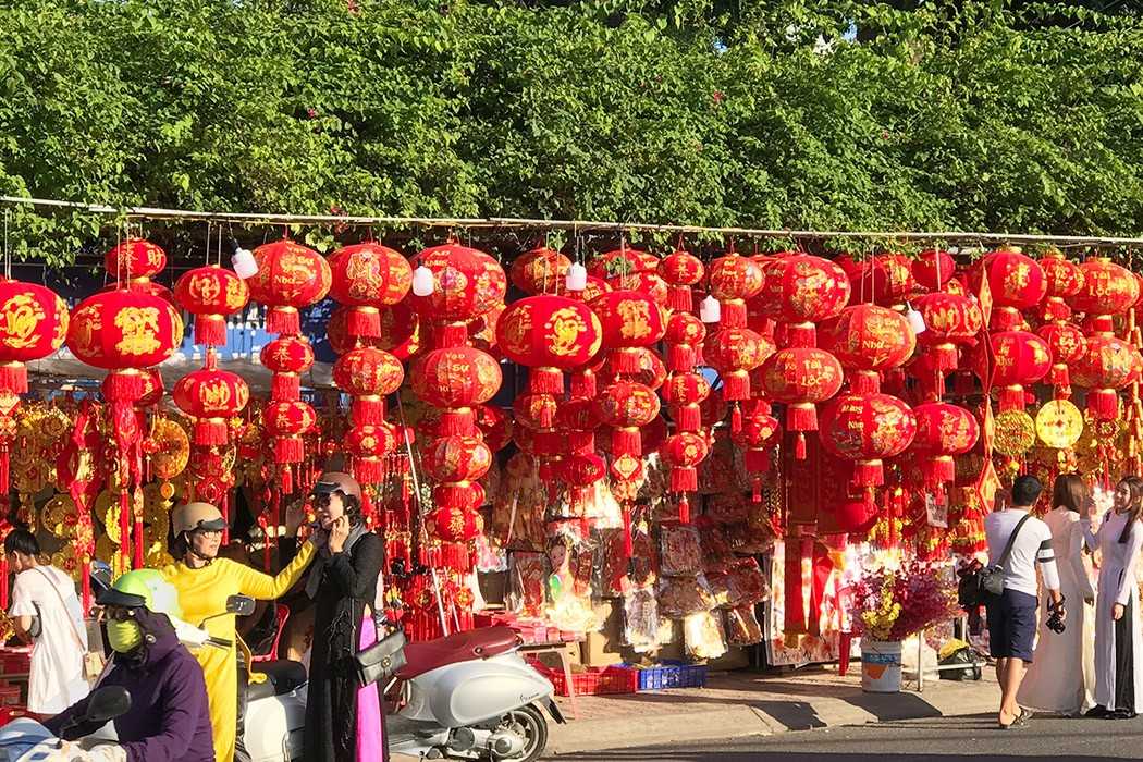 Vietnamese Catholics provide traditional Tet treat for poor - UCA News