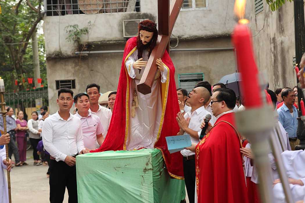 Vietnamese Catholics enact Passion of Jesus - UCA News