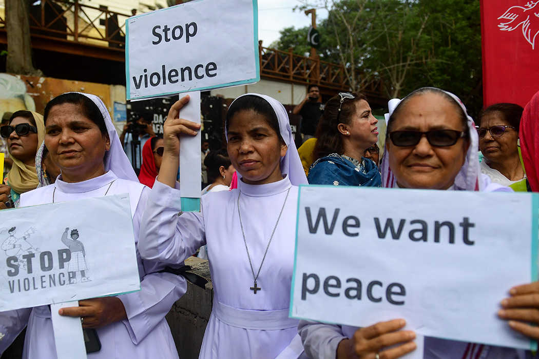 Pakistani Christians protest attacks over Koran desecration allegations ...