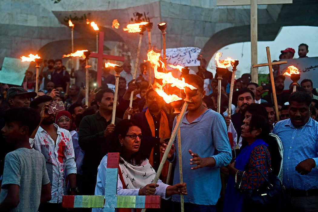 Pakistani Christians protest attacks over Koran desecration allegations ...