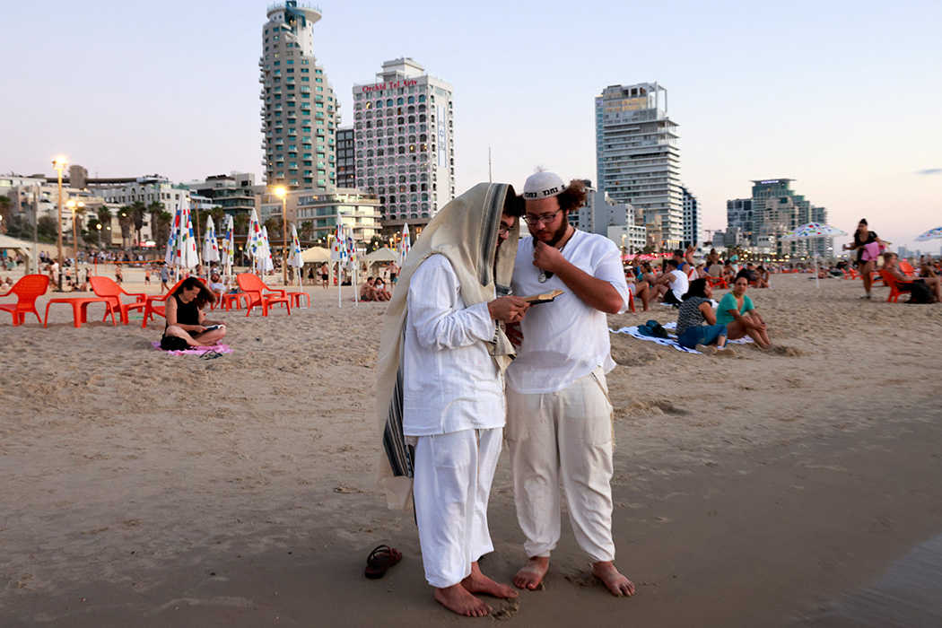 Jews commemmorate the Tashlich ritual to wash off sins - UCA News