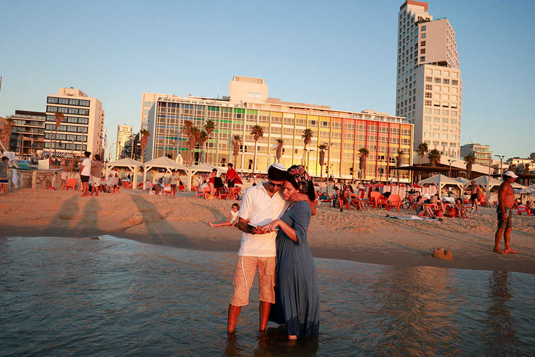 Jews commemmorate the Tashlich ritual to wash off sins - UCA News