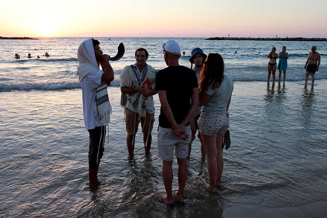 Jews commemmorate the Tashlich ritual to wash off sins - UCA News