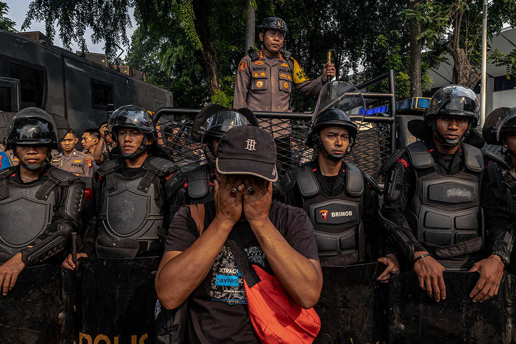 Muslim anti-LGBTQ groups protest Coldplay's first Indonesia gig - UCA News