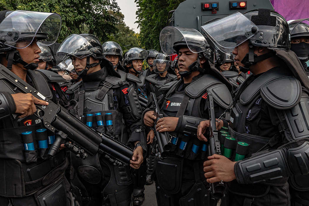 Muslim anti-LGBTQ groups protest Coldplay's first Indonesia gig - UCA News