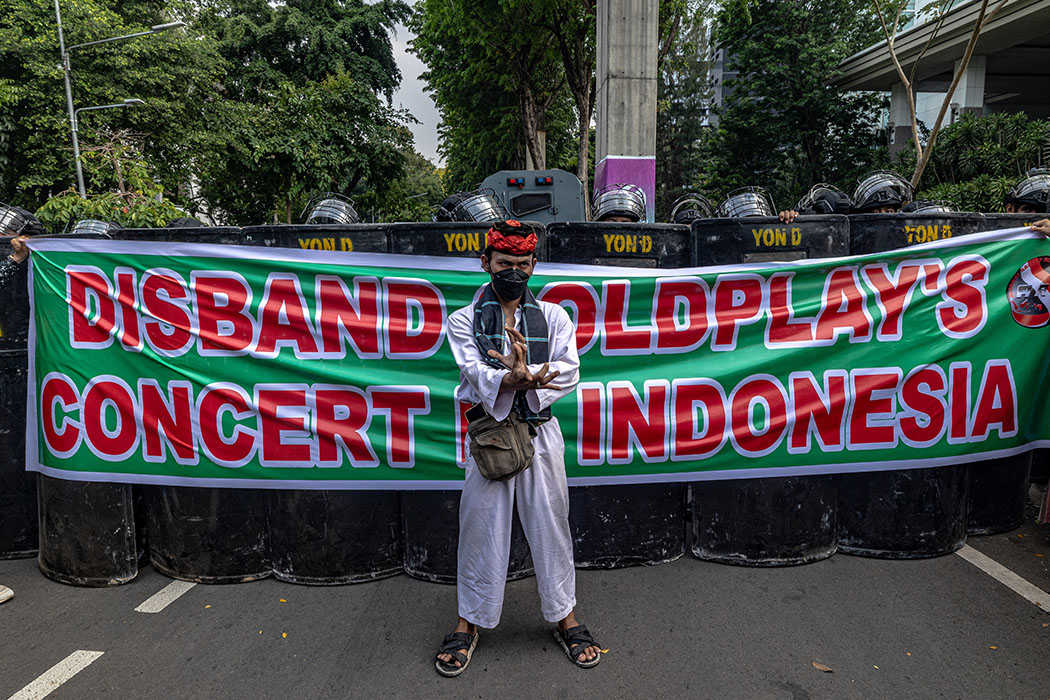 Muslim anti-LGBTQ groups protest Coldplay's first Indonesia gig - UCA News
