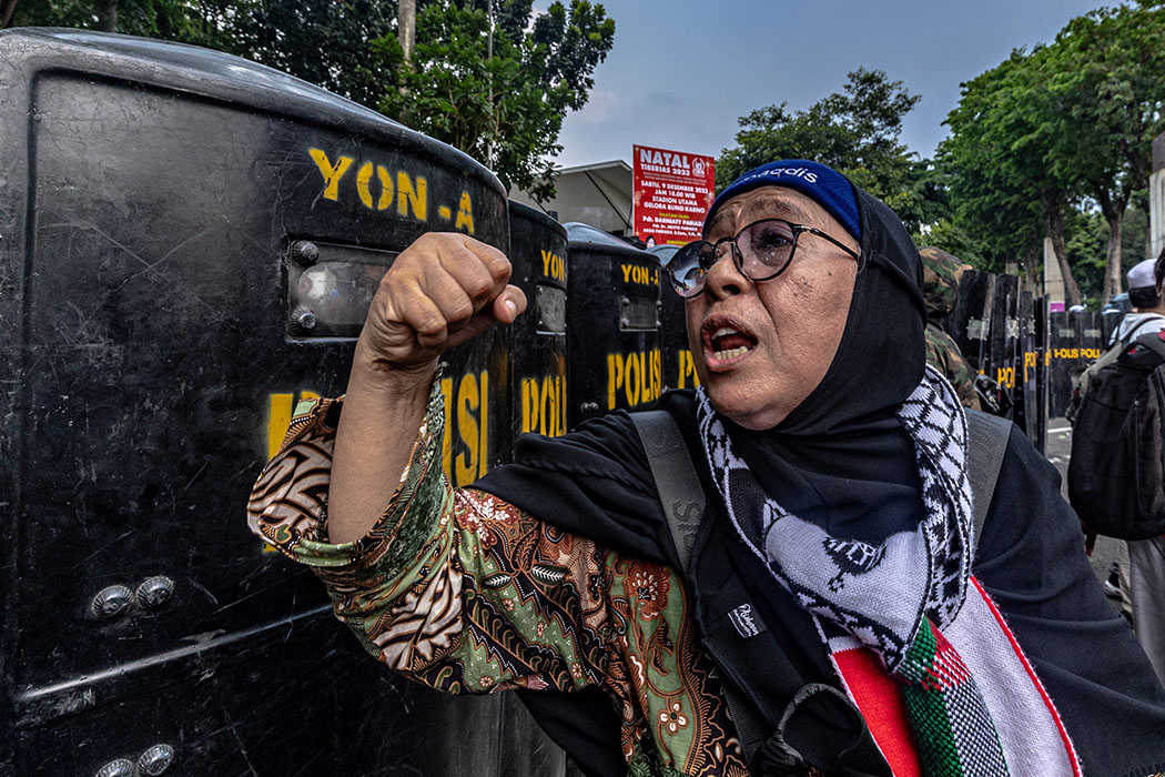 Muslim anti-LGBTQ groups protest Coldplay's first Indonesia gig - UCA News