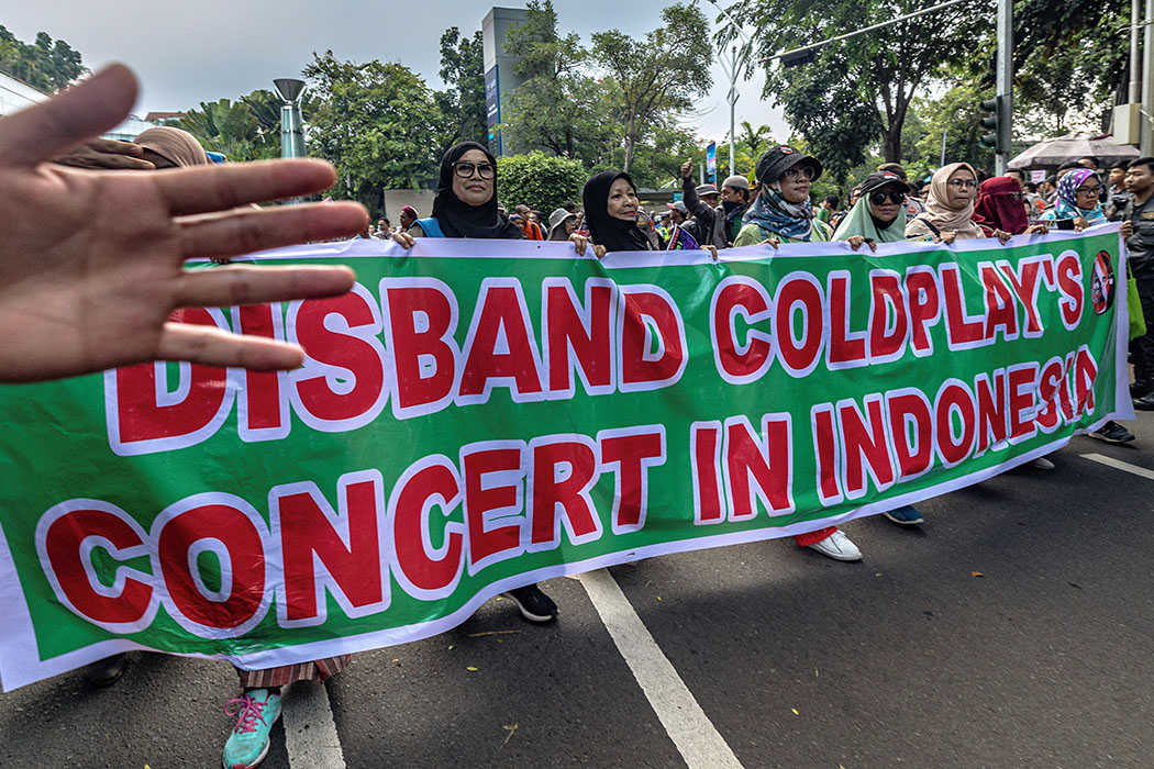 Muslim anti-LGBTQ groups protest Coldplay's first Indonesia gig - UCA News