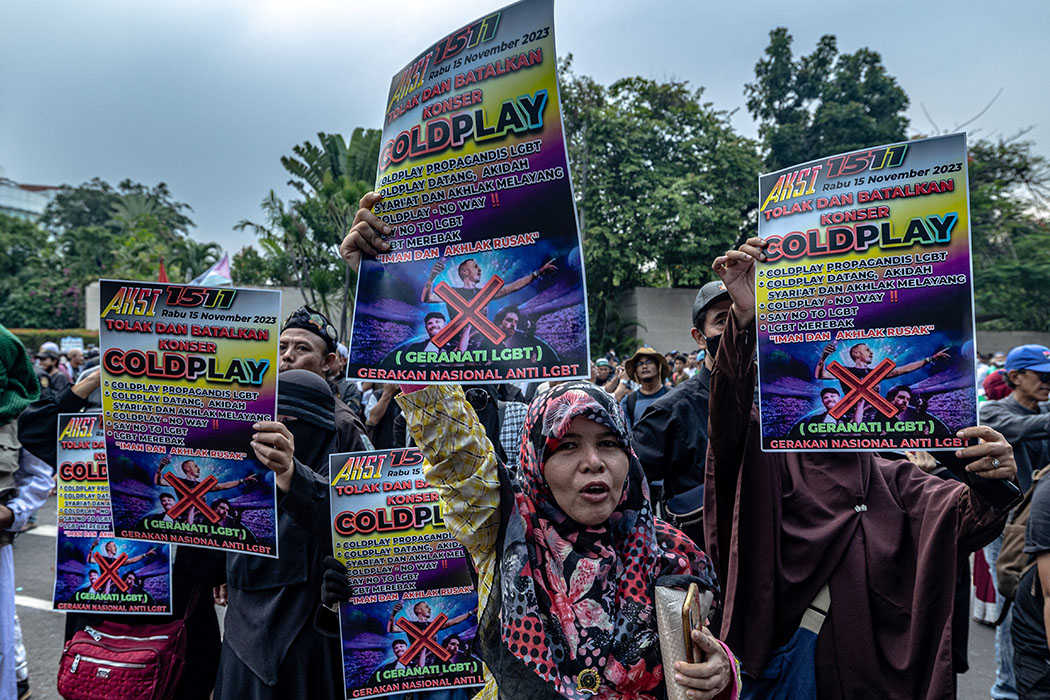 Muslim anti-LGBTQ groups protest Coldplay's first Indonesia gig - UCA News
