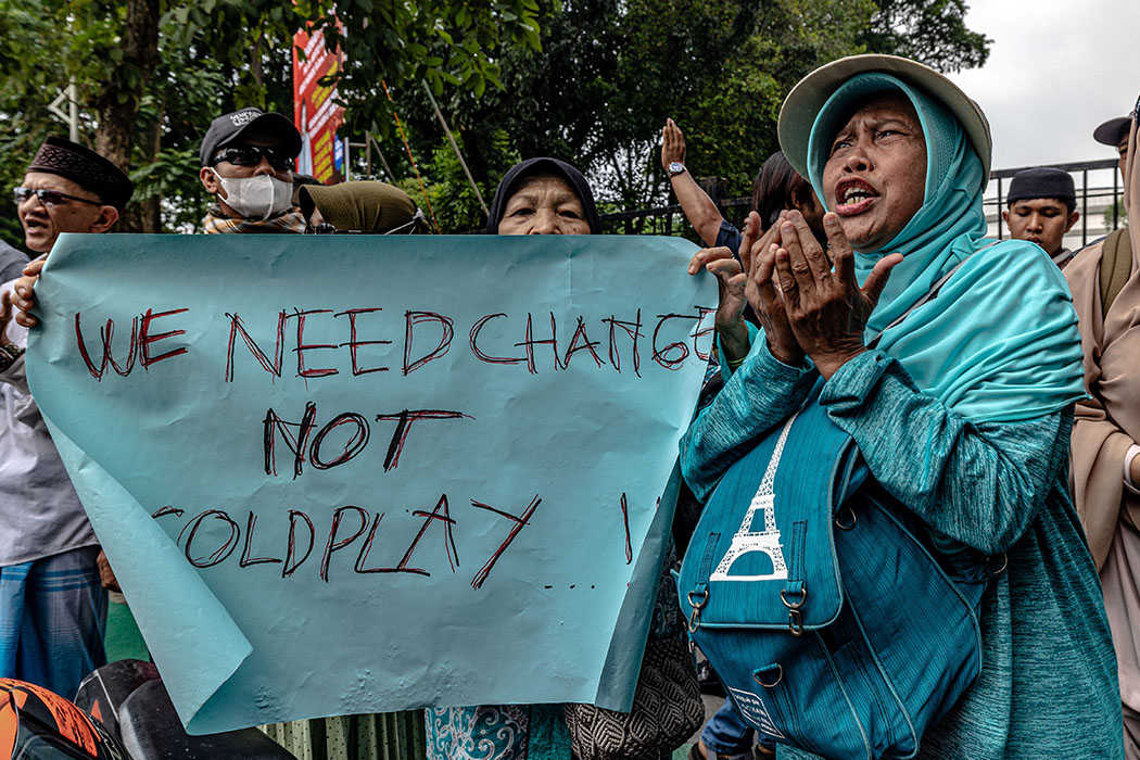 Muslim anti-LGBTQ groups protest Coldplay's first Indonesia gig - UCA News