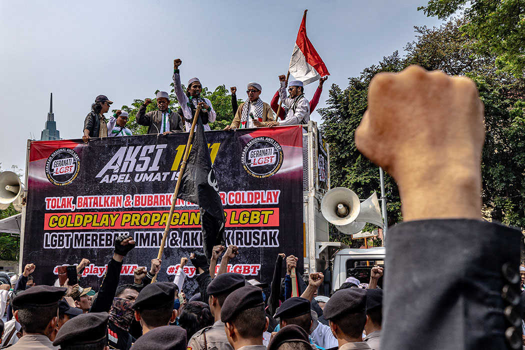 Muslim anti-LGBTQ groups protest Coldplay's first Indonesia gig - UCA News