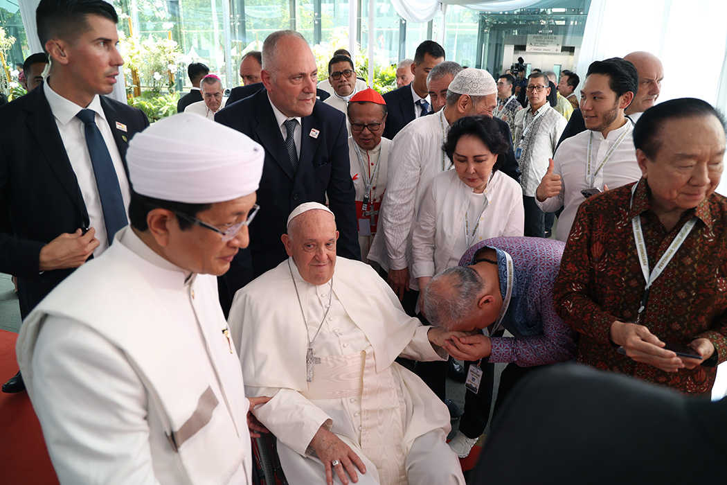 Pope Francis continues Indonesia visit prioritizing interreligious ...