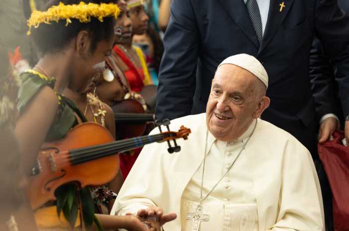 Pope Francis keeps busy schedule on first full day of visit to PNG ...
