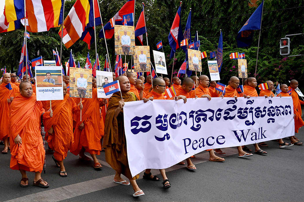 Cambodian Buddhist monks march for peace along border with Thailand ...