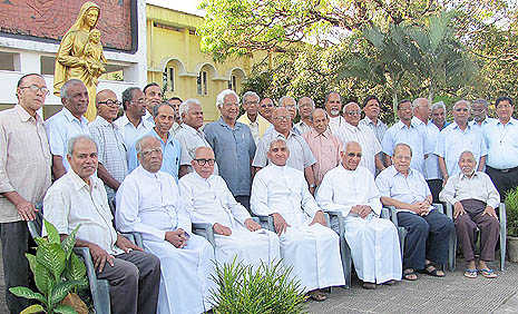 Goa priests learn to grow old gracefully - UCA News