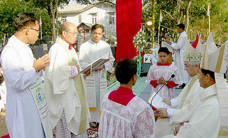 Thousands see new bishop's ordination - UCA News