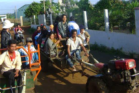 Tractors provide Mass transport for Catholics - UCA News