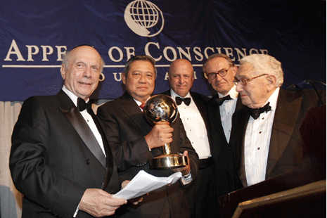 President Yudhoyono accepts world statesman award - UCA News