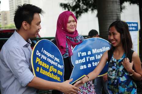 Young Filipino Muslims launch 'handshake project' to combat ...