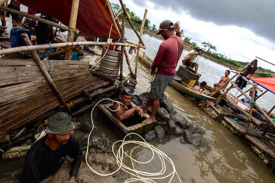 Poor Philippine mining families risk lives to survive - UCA News