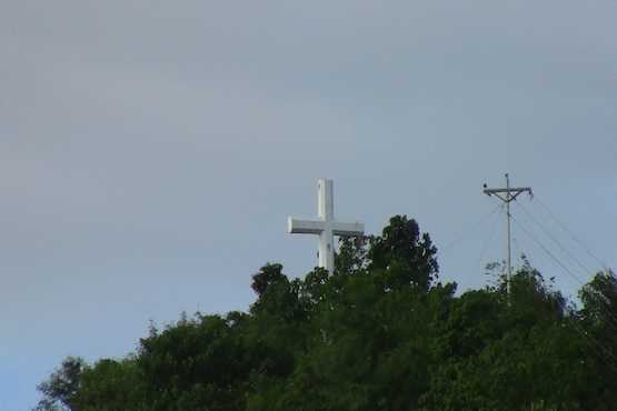 Pilgrims protest cross removal in central Philippines - UCA News