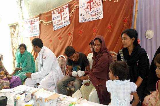 Lay missionaries give Pakistanis a helping hand - UCA News