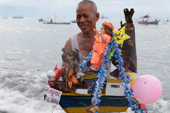 Filipino sea procession honors Child Jesus - UCA News