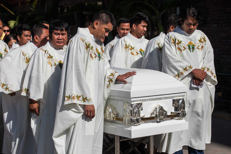 Slain Catholic priest laid to rest in northern Philippines - UCA News