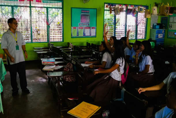 Filipino 'sea gypsy' braves storm to escape poverty trap - UCA News