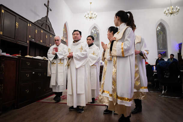 Chinese Catholics remain split over Vatican deal - UCA News