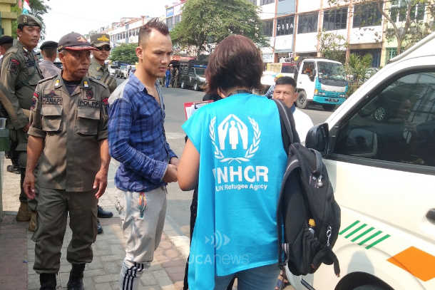 Jakarta authorities kick out refugees - UCA News