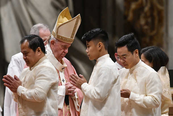 Pope tells Filipinos 'to continue being smugglers of the faith' - UCA News