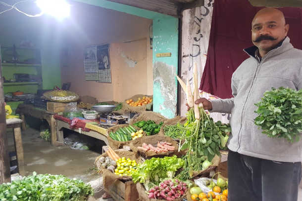 Vegetable vendor offers unique Christmas sale in Lahore - UCA News