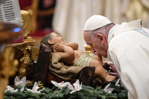 Pope Francis apologizes for slapping woman's hand - UCA News