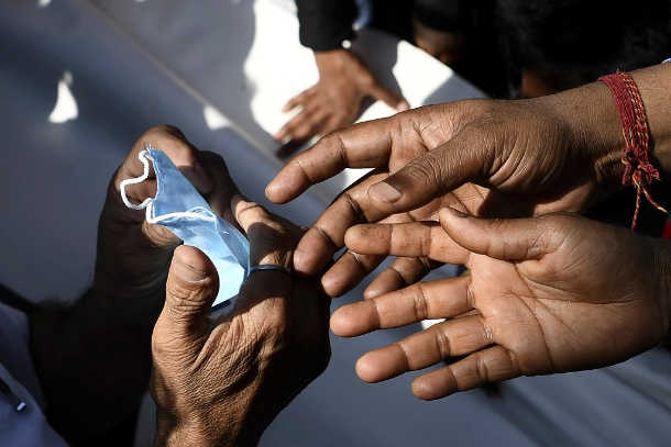 Indian parish mission sews, distributes face masks for free - UCA News