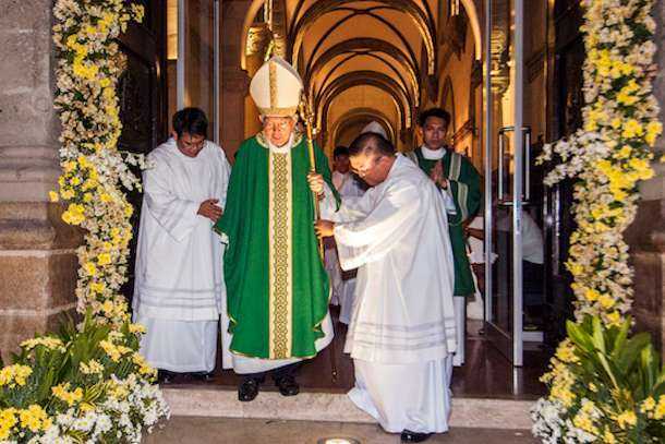Filipino cardinal leads healing Rosary on TV - UCA News