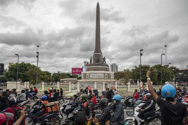 Horns blaring, car mob take to streets of Thai capital again - UCA News