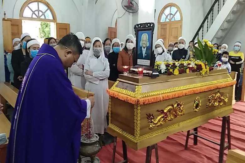 Vietnamese Catholics bid emotional farewell to lay missionary - UCA News