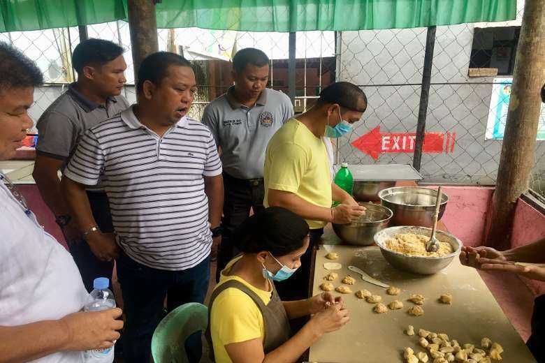 Filipino inmates bake bread to feed thousands - UCA News