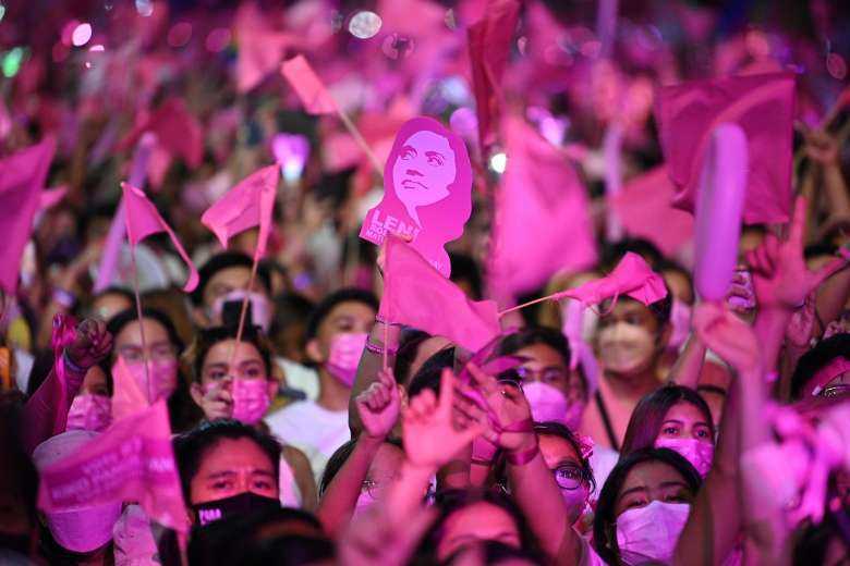 Philippine clergymen attend Robredo's biggest campaign rally - UCA News