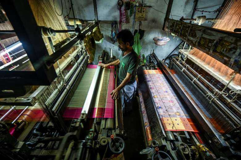 Indian sari weavers toil to keep tradition alive - UCA News
